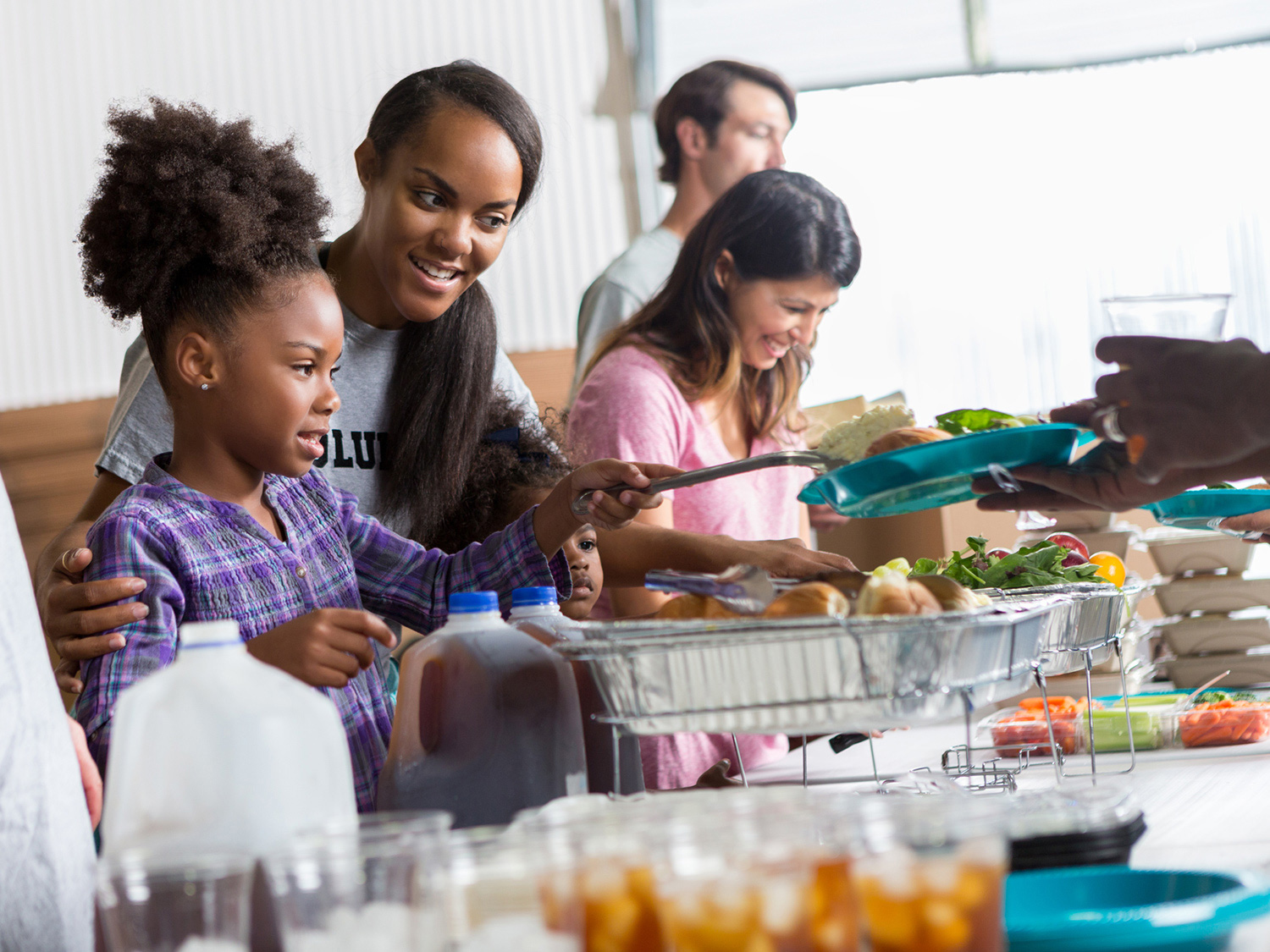 4 Family Volunteer Opportunities: Bond While Doing Good